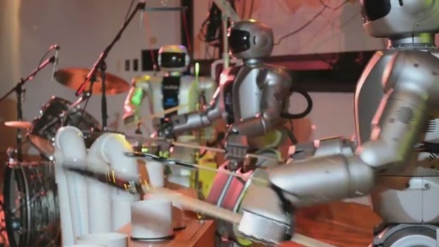 Un groupe de robots chante les Beatles | 24 heures