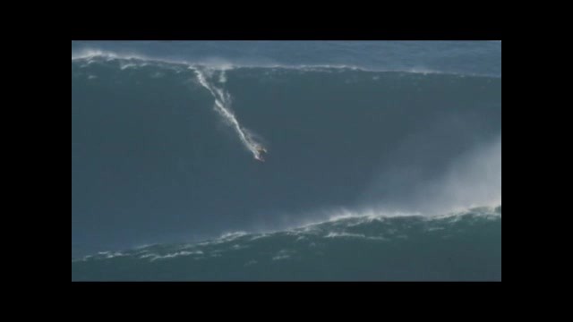 Il surfe sur la plus grande vague du monde