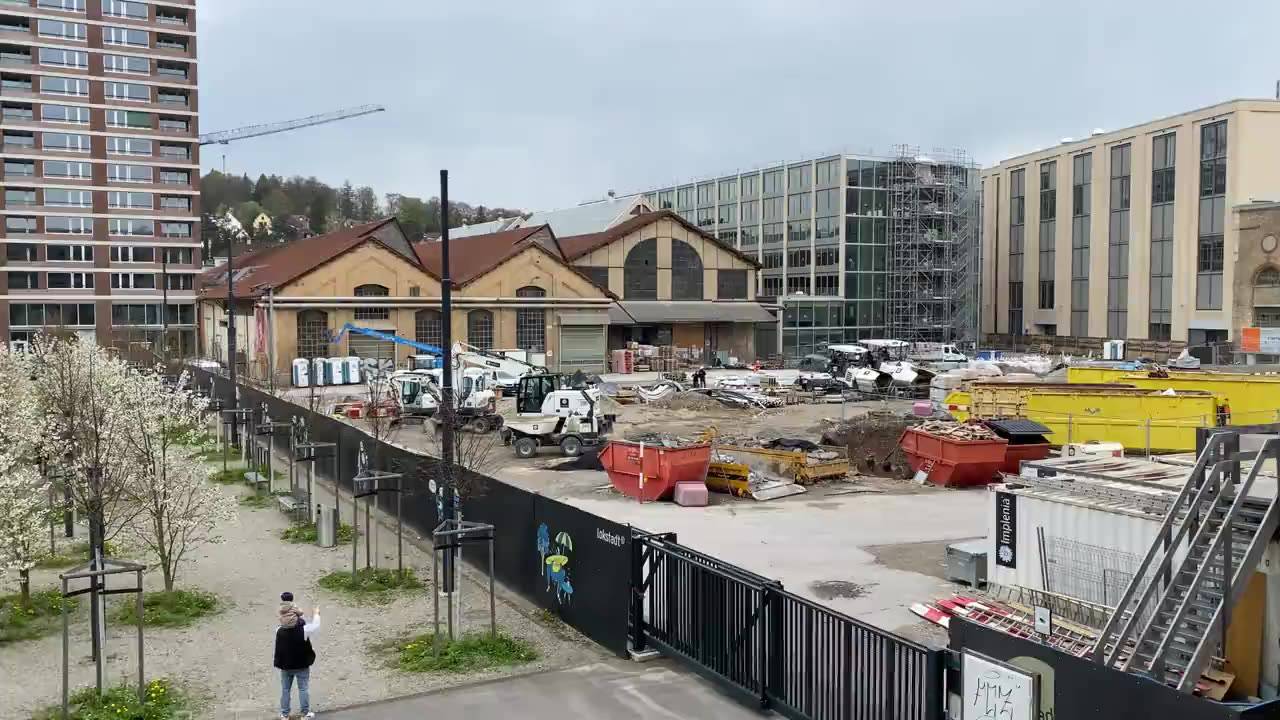 Aufgefallen in Winterthur: Ein Heli verteilt Tische in der Lokstadt